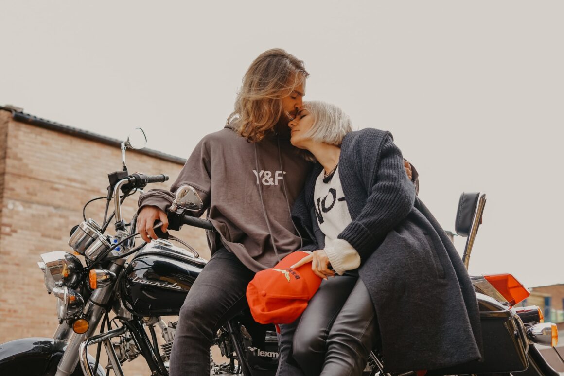 20 Signs You've Finally Found That One Great Love (And 19 Examples)