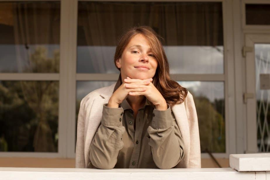 A Short Guide To Interpreting Female Body Language