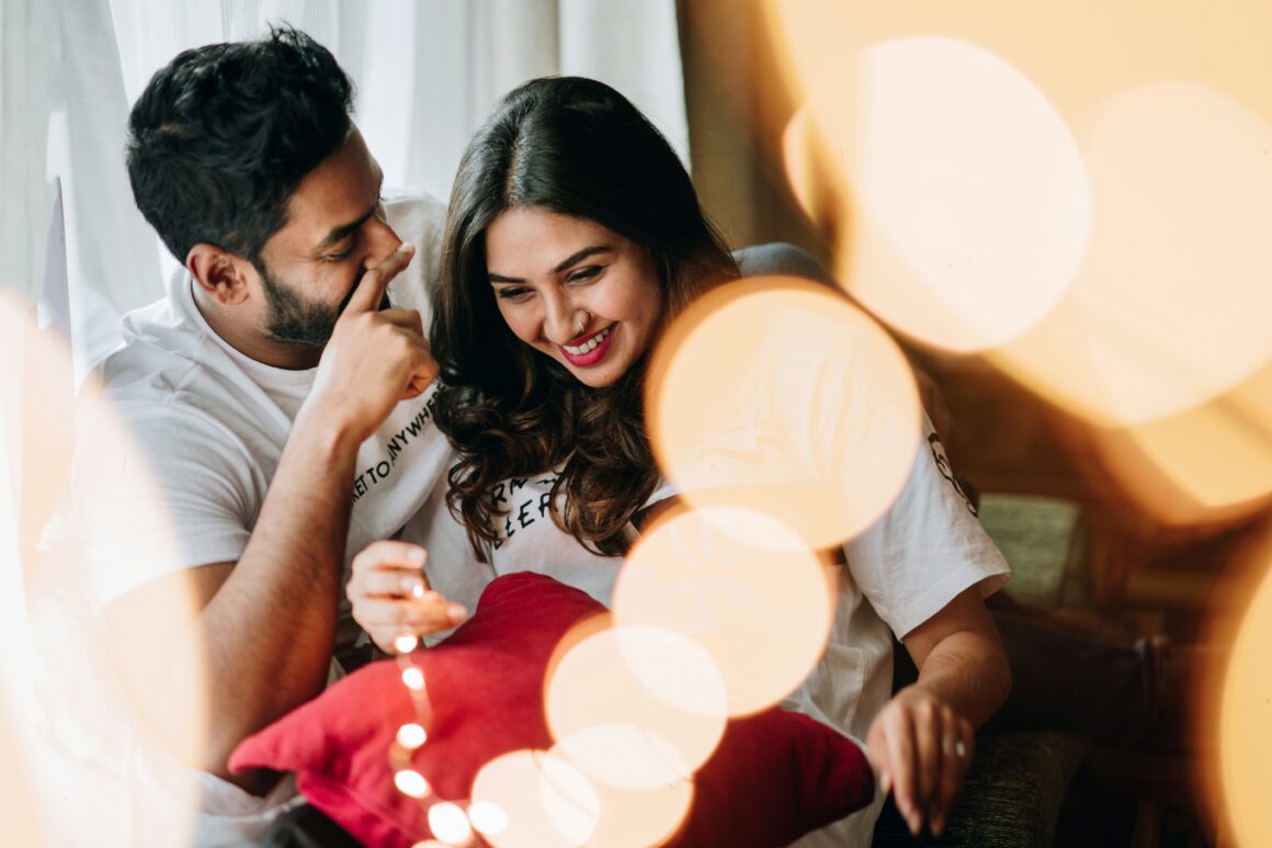 7 Signs Of Romantic Body Language When A Man Falls In Love