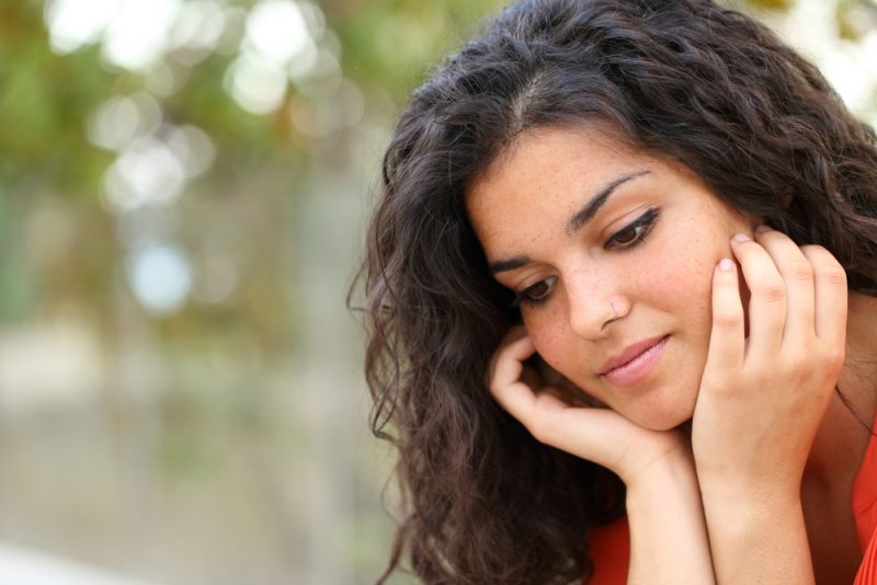 11 Warning Signs Of A Desperate Woman That Turn Guys Off