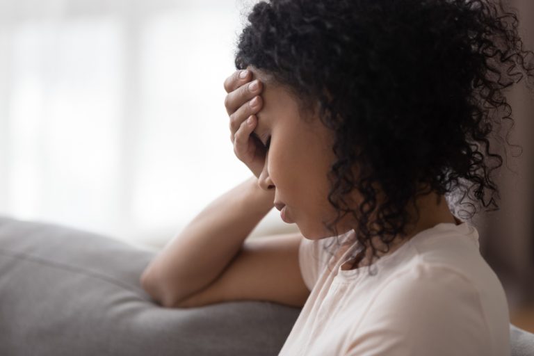 11 Warning Signs Of A Desperate Woman That Turn Guys Off