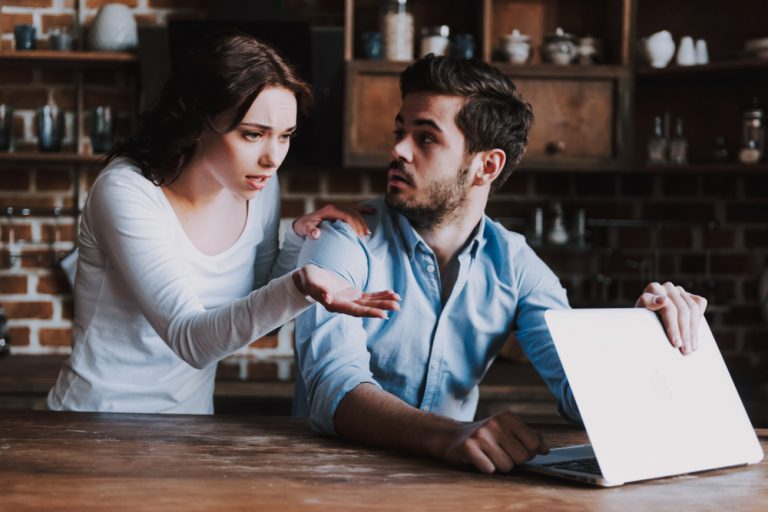 24 Warning Signs Of A Controlling Woman In A Relationship