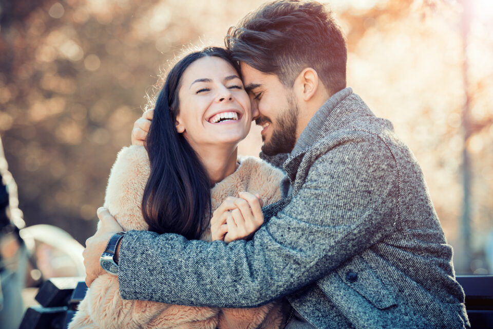 How To Tell If A Hug Is Romantic? 9 Things To Pay Attention To