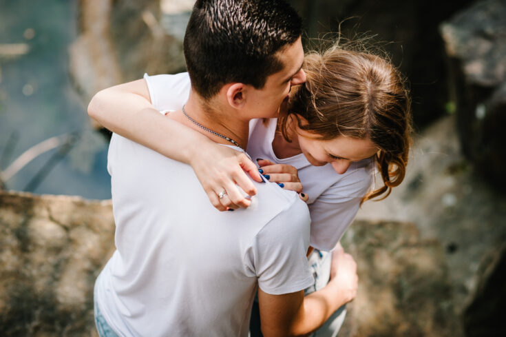 How To Tell If A Hug Is Romantic? 9 Things To Pay Attention To