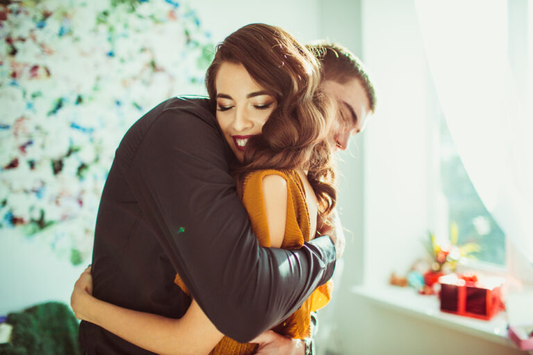 How To Tell If A Hug Is Romantic? 9 Things To Pay Attention To