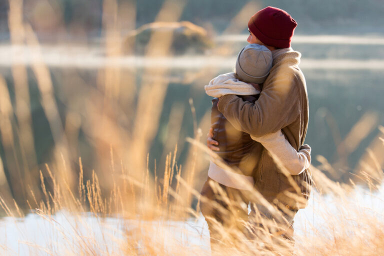 How To Tell If A Hug Is Romantic? 9 Things To Pay Attention To