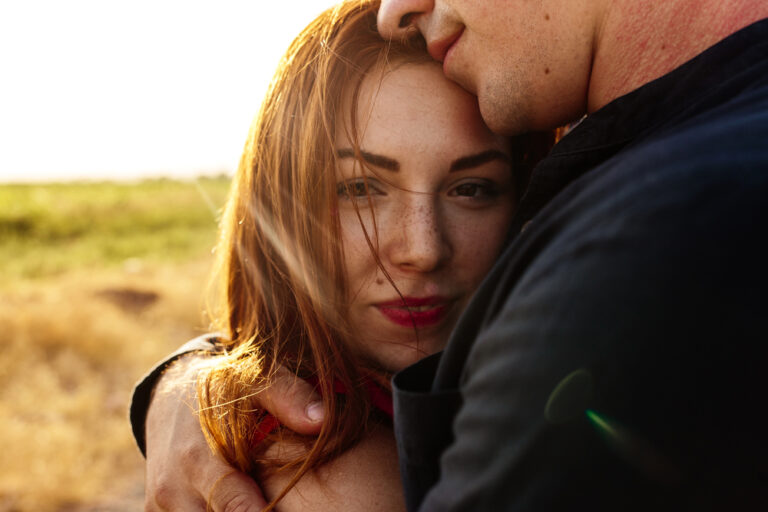 How To Tell If A Hug Is Romantic? 9 Things To Pay Attention To