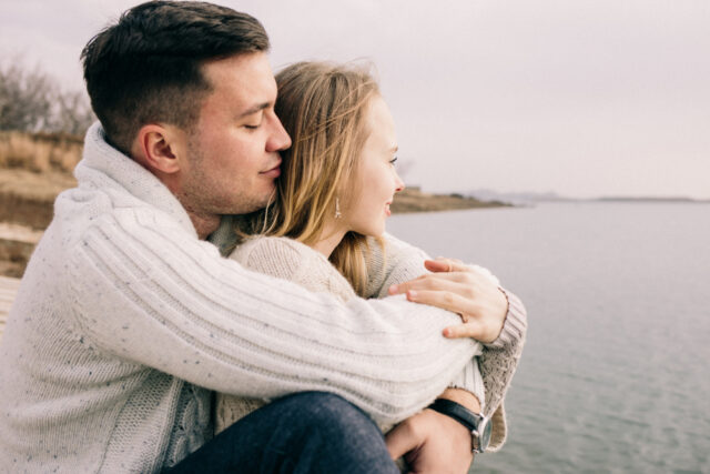 How To Tell If A Hug Is Romantic? 9 Things To Pay Attention To
