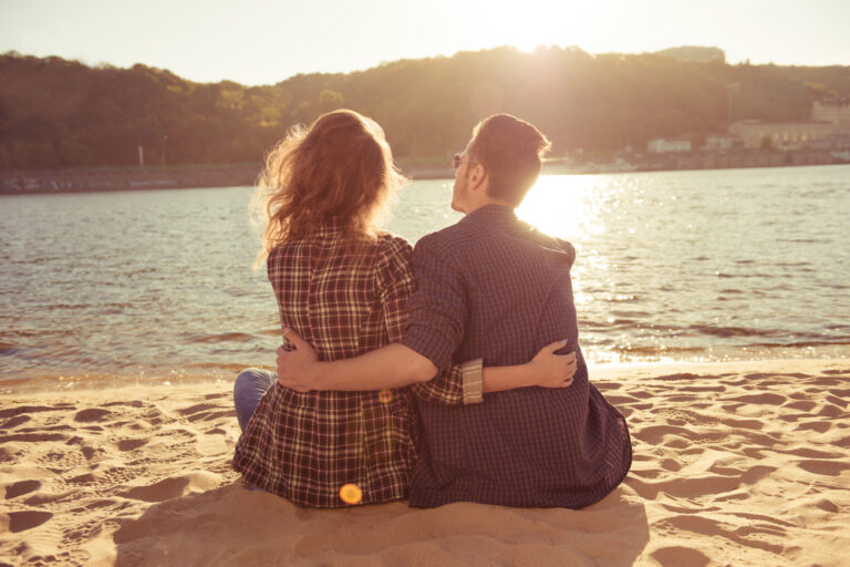 How To Tell If A Hug Is Romantic? 9 Things To Pay Attention To