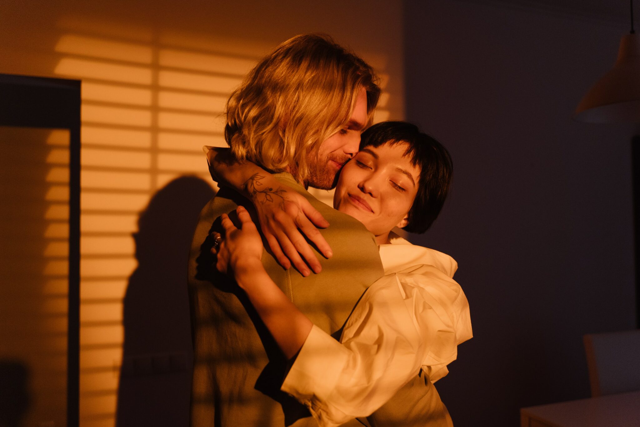 How To Tell If A Hug Is Romantic? 9 Things To Pay Attention To