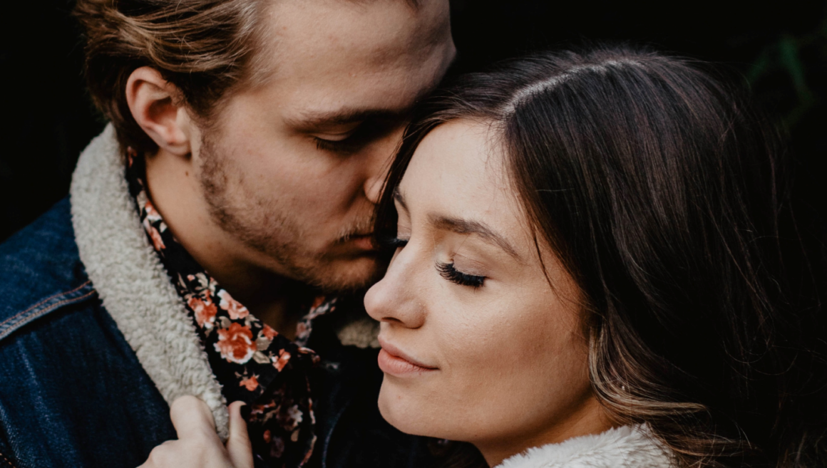 13 Otherworldly Signs Of Telepathy Between Lovers