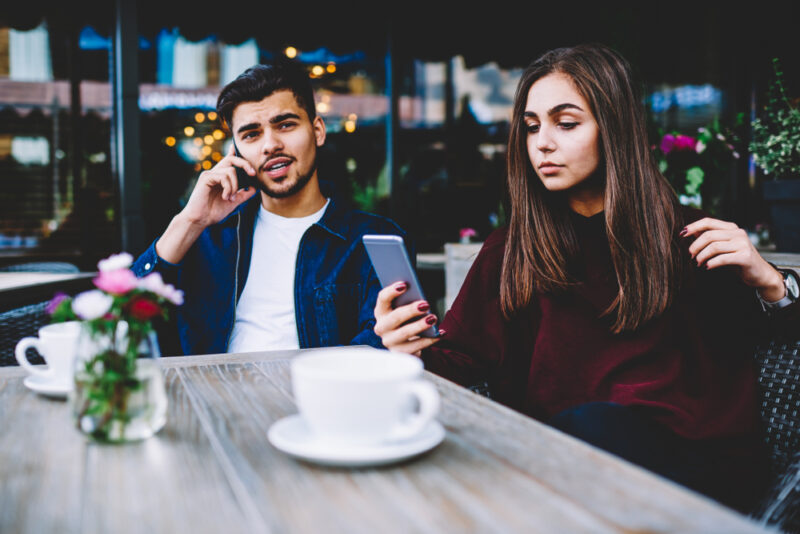 Early Signs Of A Controlling Man - 13 Red Flags To Look Out For