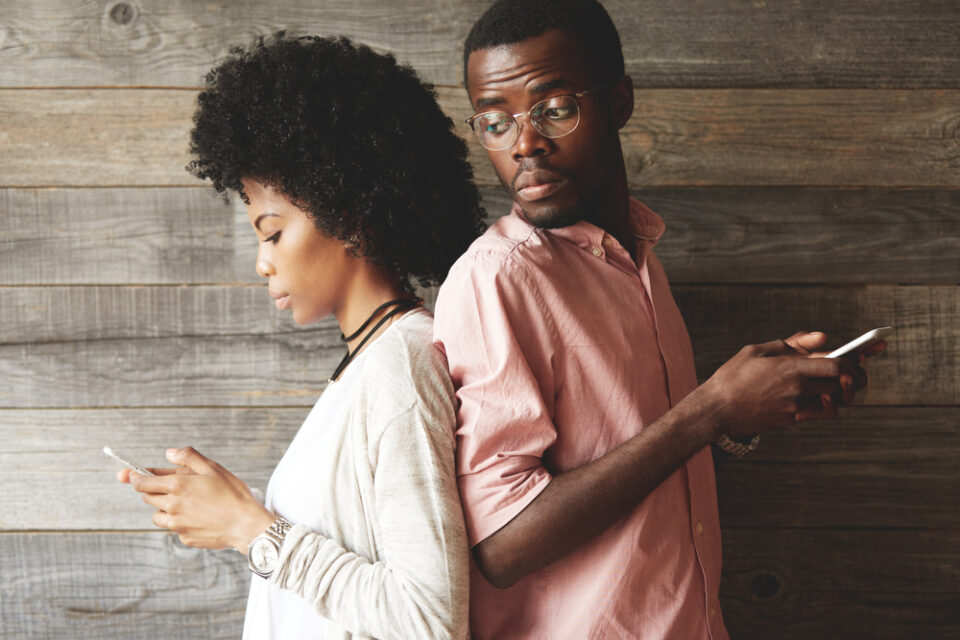 10 Body Language Signs He Is Jealous Because He Likes You