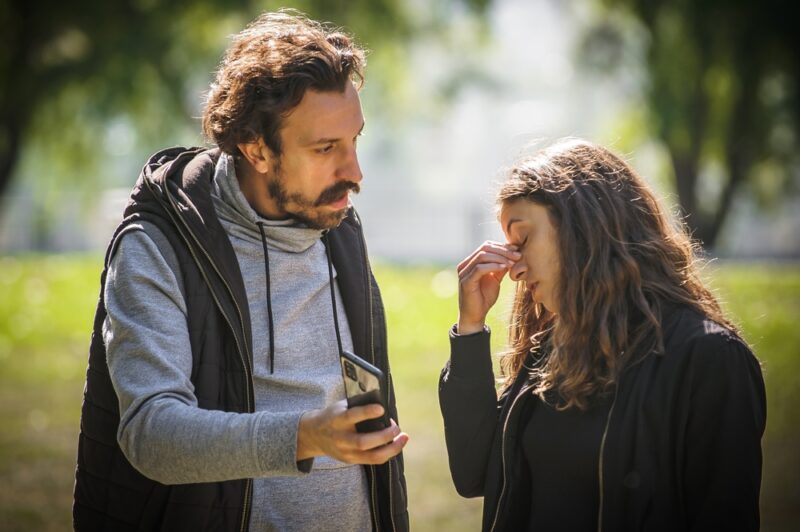 10 Body Language Signs He Is Jealous Because He Likes You