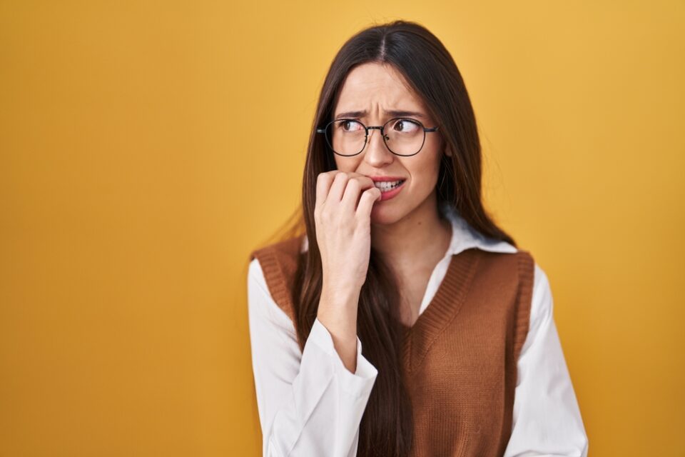 7 Signals Of Insecure Body Language That Reveal How You Feel