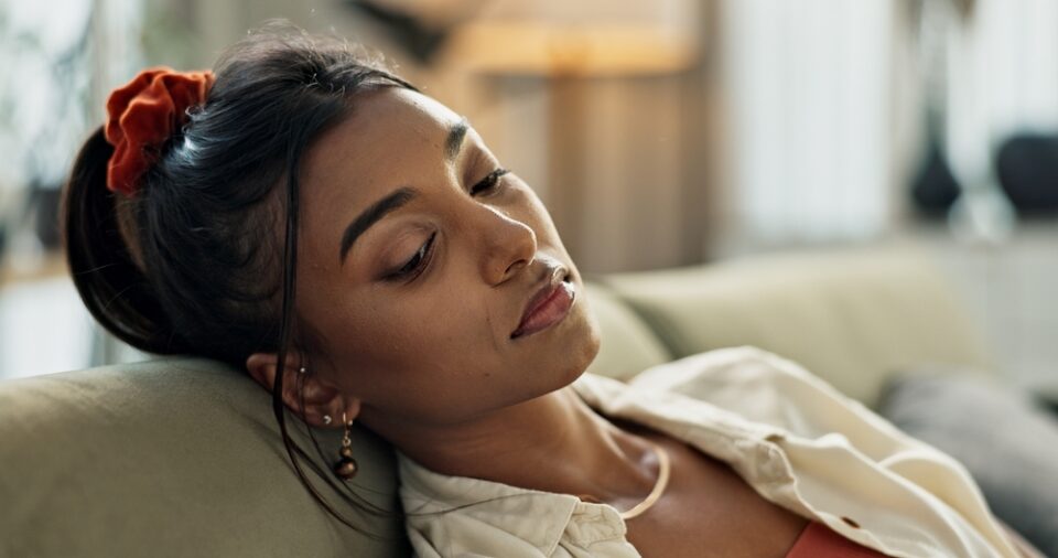 Body Language Of Nervousness: 10 Signs You're Freaking Out