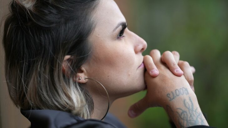 Body Language Of Shame: 10 Nonverbal Red Flags To Note