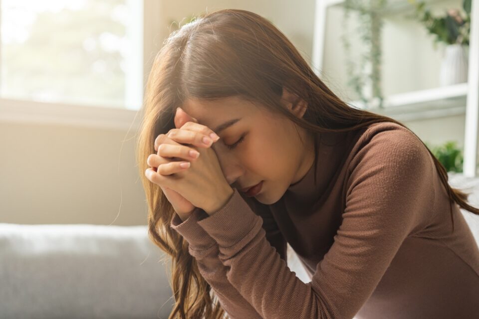 Depressed Body Language: 12 Nonverbal Signs Of Depression