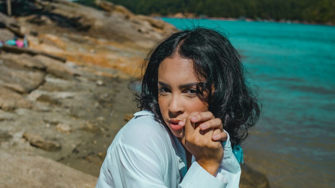 Uncomfortable Body Language: 9 Signs Someone Feels Uneasy