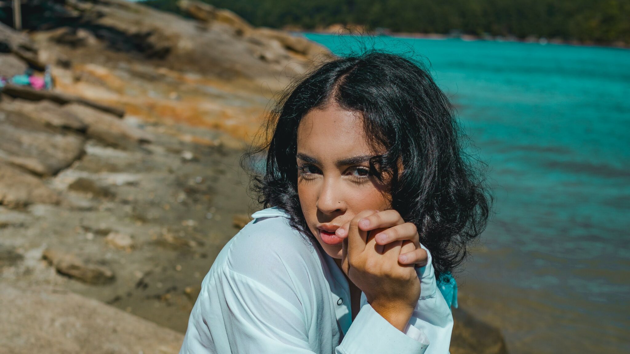 Uncomfortable Body Language: 9 Signs Someone Feels Uneasy