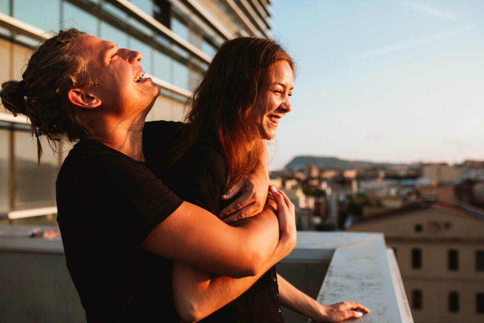 9 Signs Of Romantic Body Language When A Man Falls In Love