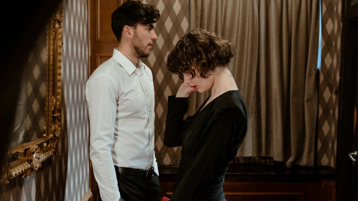 Uncomfortable Body Language: 9 Signs Someone Feels Uneasy