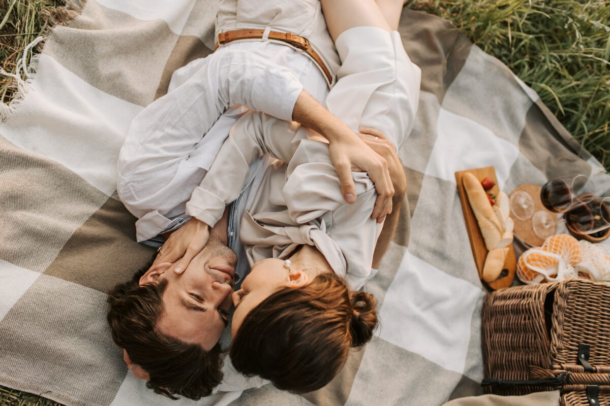10 Small Things Happy Couples Do Daily