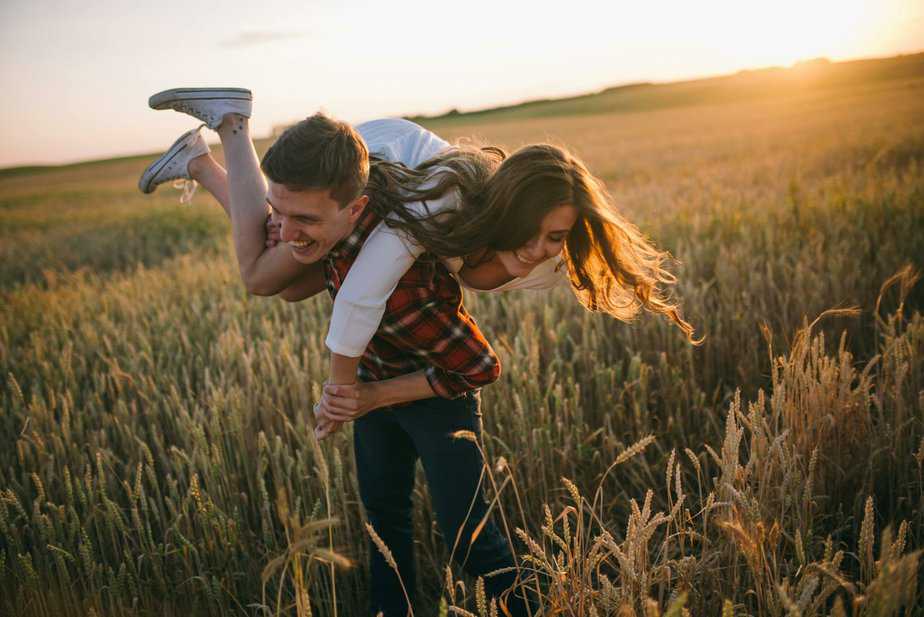 10 Small Things Happy Couples Do Daily