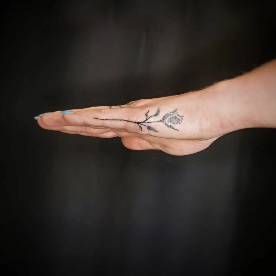 20 Stunning Hand Tattoos for Women Who Want to Stand Out