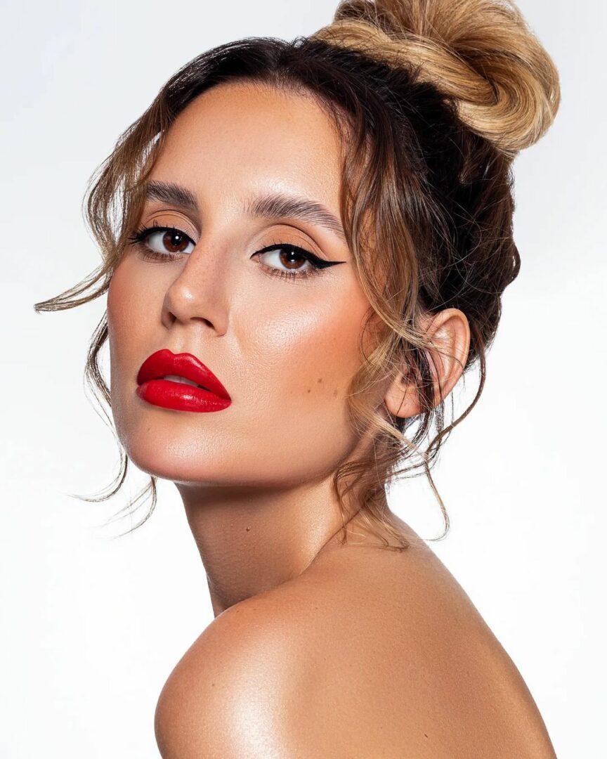 20 Red Carpet-Ready Red Lipstick Makeup Looks