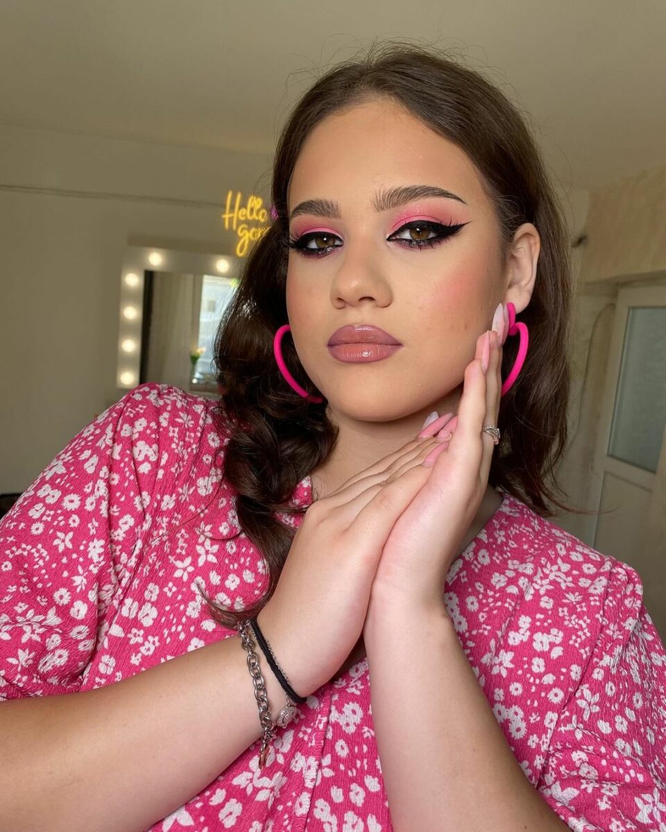 20 Fabulous Pink Lipstick Makeup Looks For The Perfect Pout