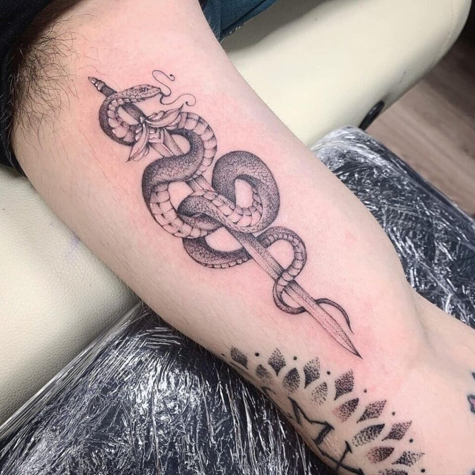 18 Cool Circle Tattoos That Will Make You Go Round And Round