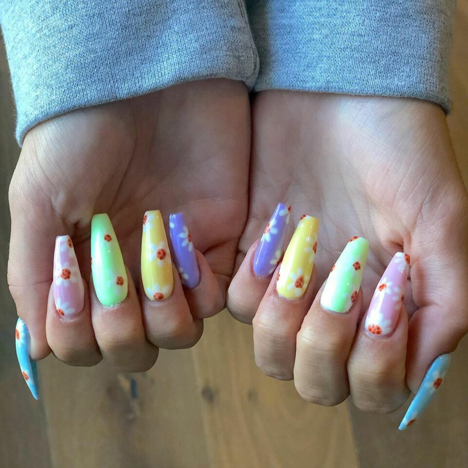 22 Daisy Nail Designs For The Cutest Summer Manicure