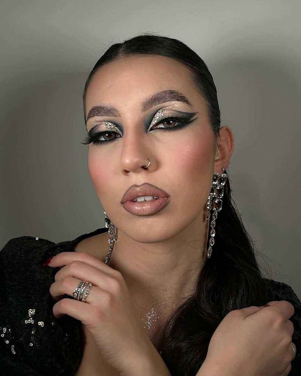 36 Dazzling Silver Makeup Looks To Sparkle And Shine