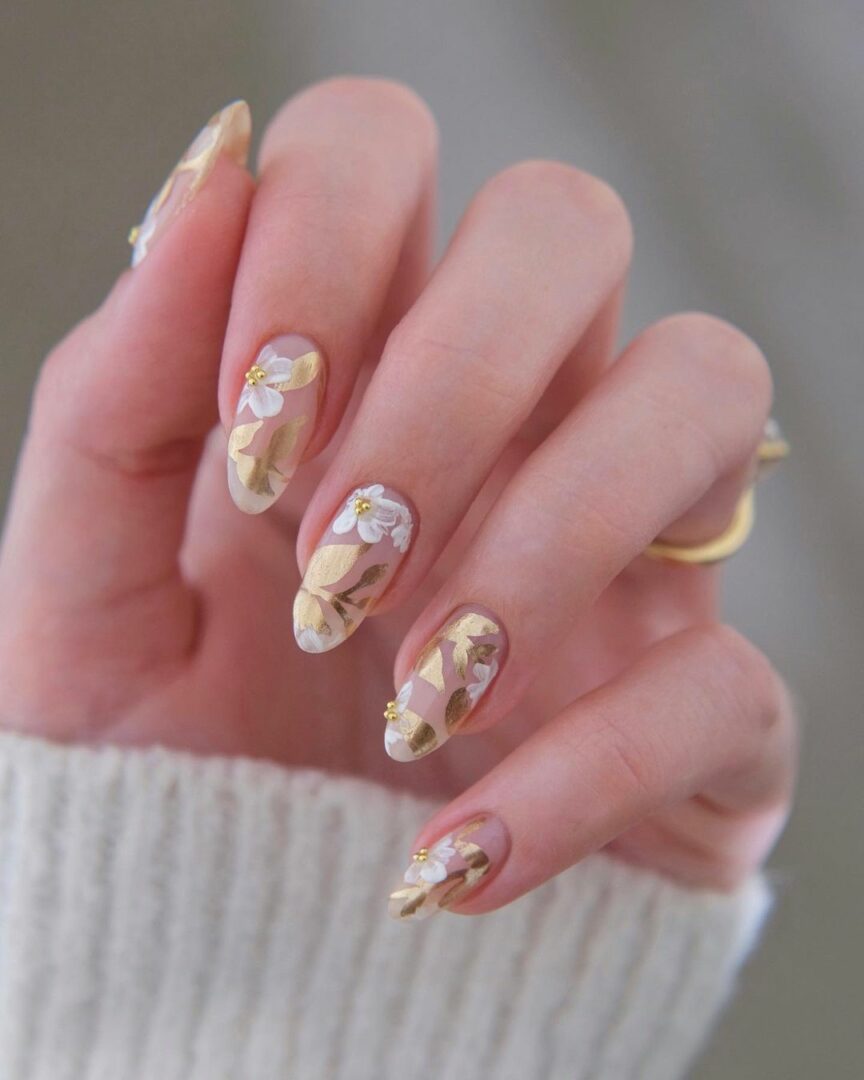 36 Glorious Gold Nails Fit For Royalty