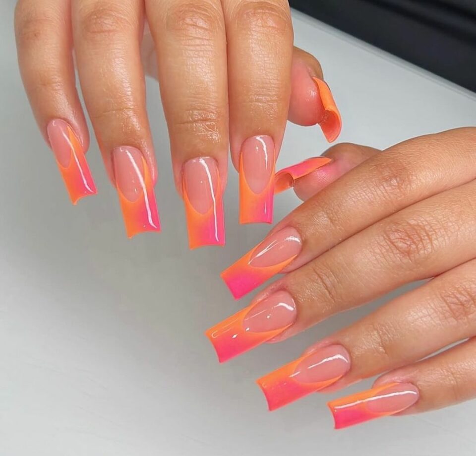 38 Warm and Sweet Coral Nails For A Seaside Elegance