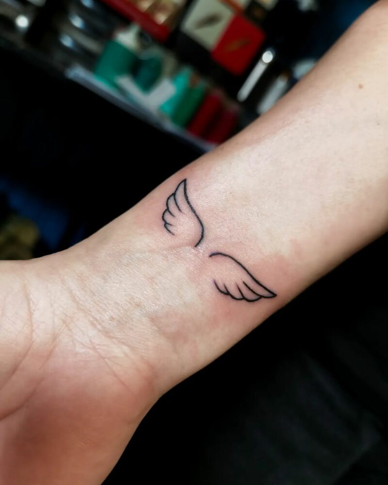 23 Beautiful Wing Tattoos To Soar Towards Your Freedom