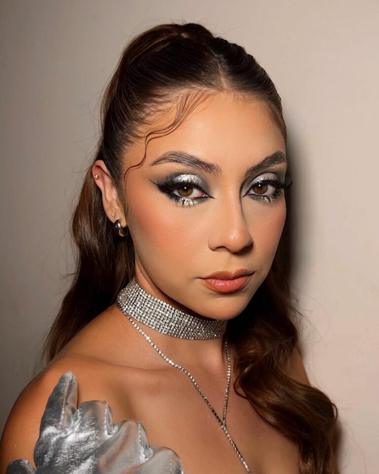 36 Dazzling Silver Makeup Looks To Sparkle And Shine