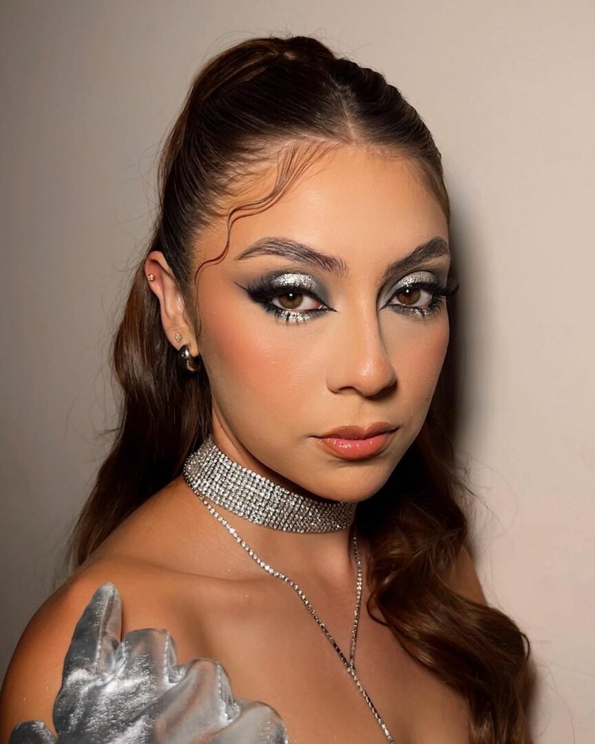 36 Dazzling Silver Makeup Looks To Sparkle And Shine