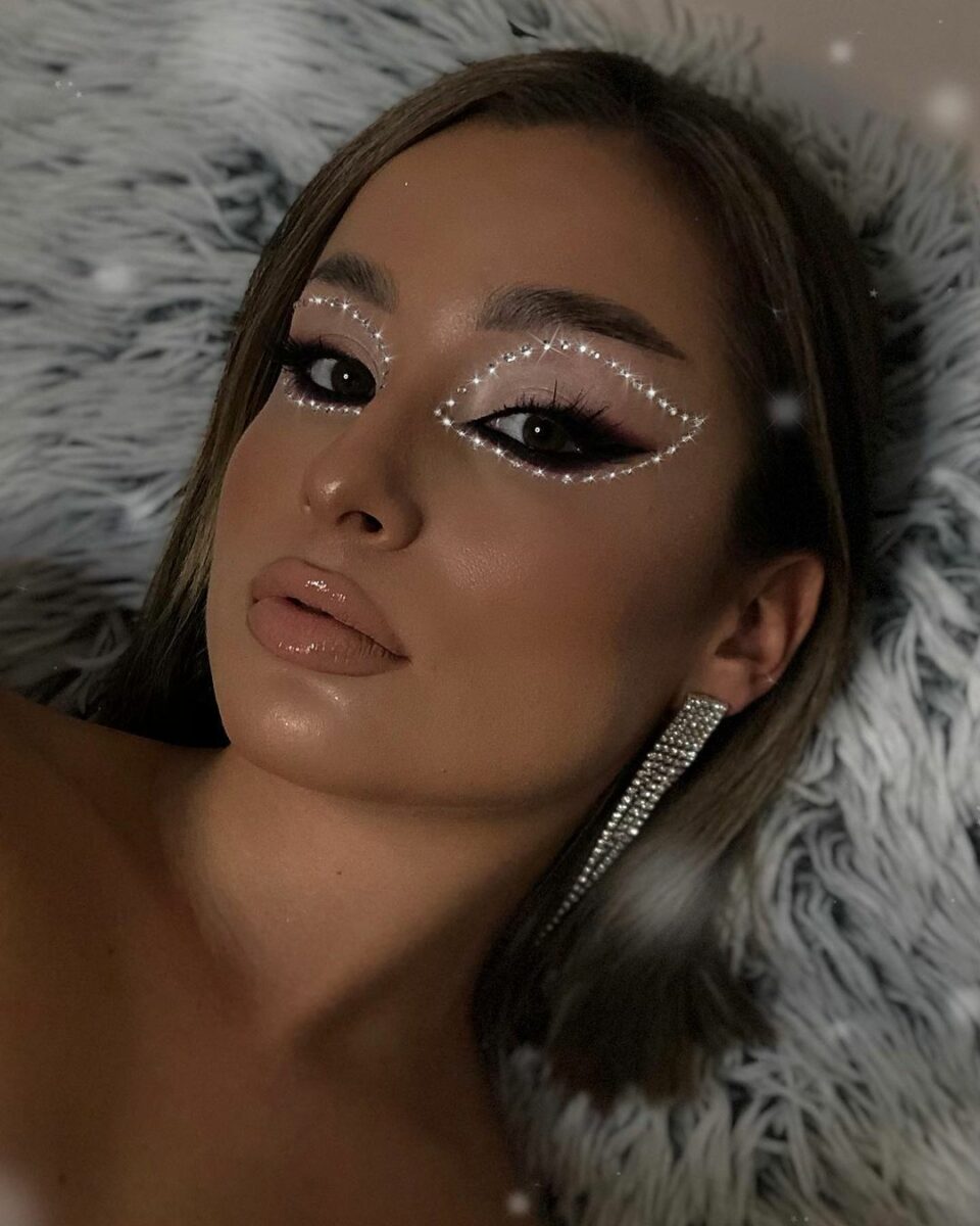 36 Dazzling Silver Makeup Looks To Sparkle And Shine
