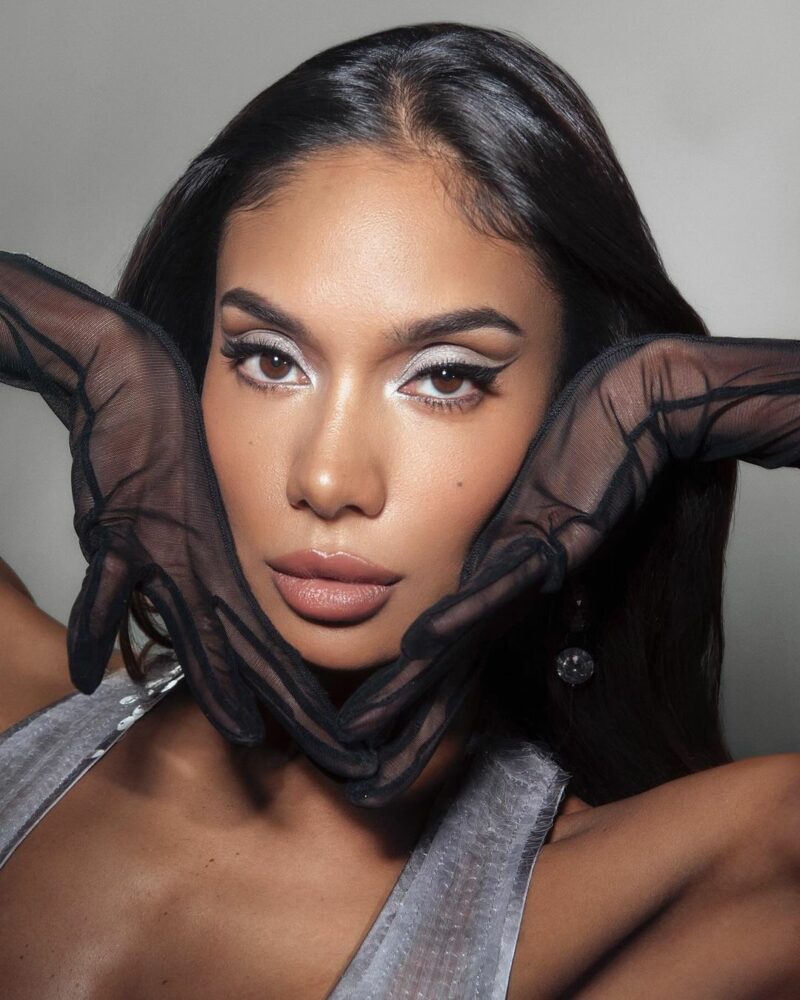 36 Dazzling Silver Makeup Looks To Sparkle And Shine