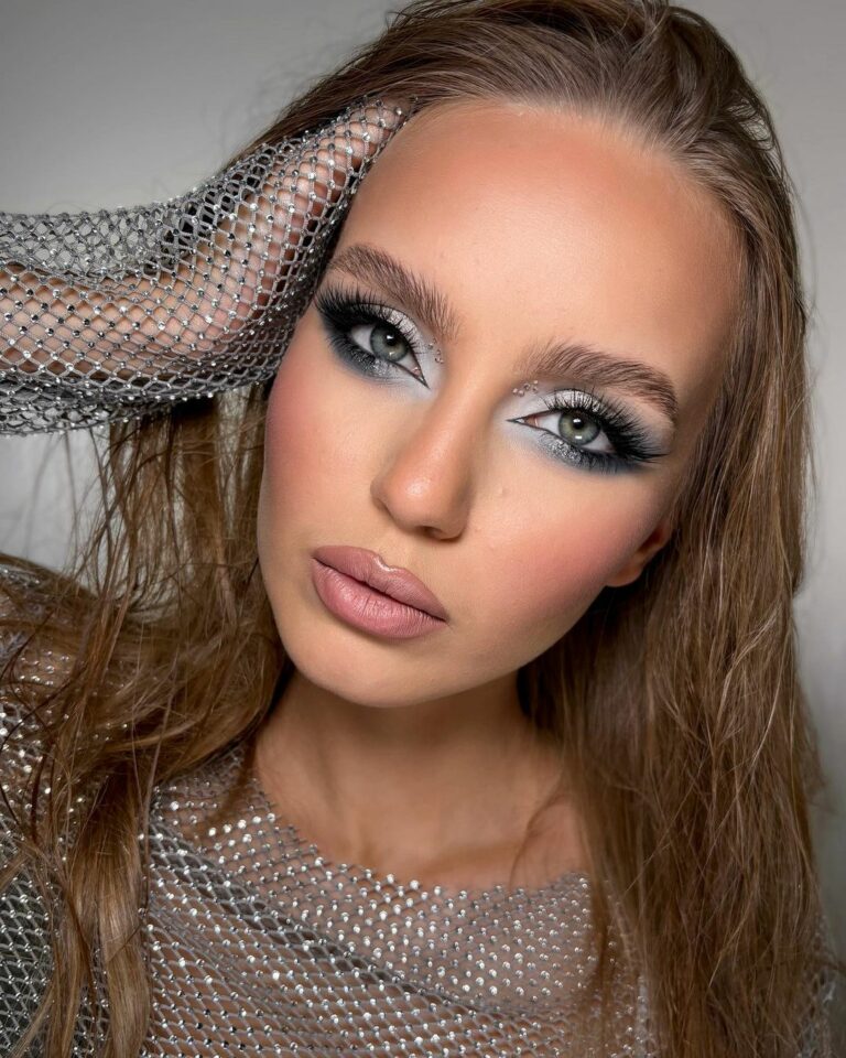 36 Dazzling Silver Makeup Looks To Sparkle And Shine