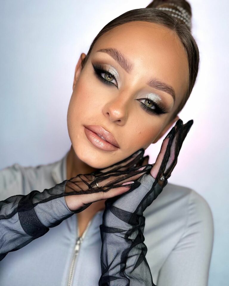 36 Dazzling Silver Makeup Looks To Sparkle And Shine