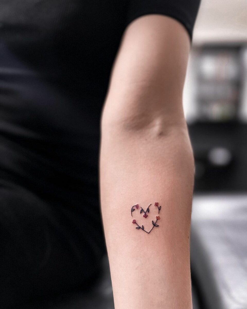 18 Minimalist Heart Outline Tattoos to Steal Yours