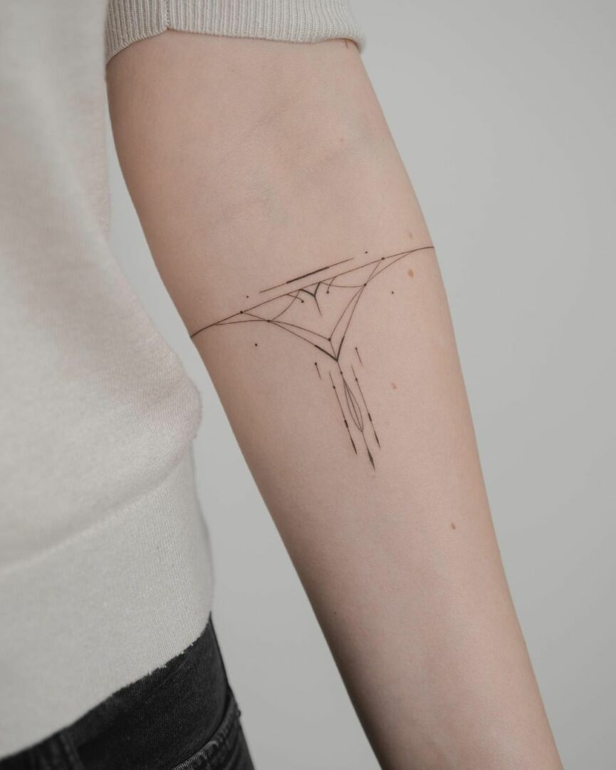 19 Unique Bracelet Tattoos For A Delicate Look