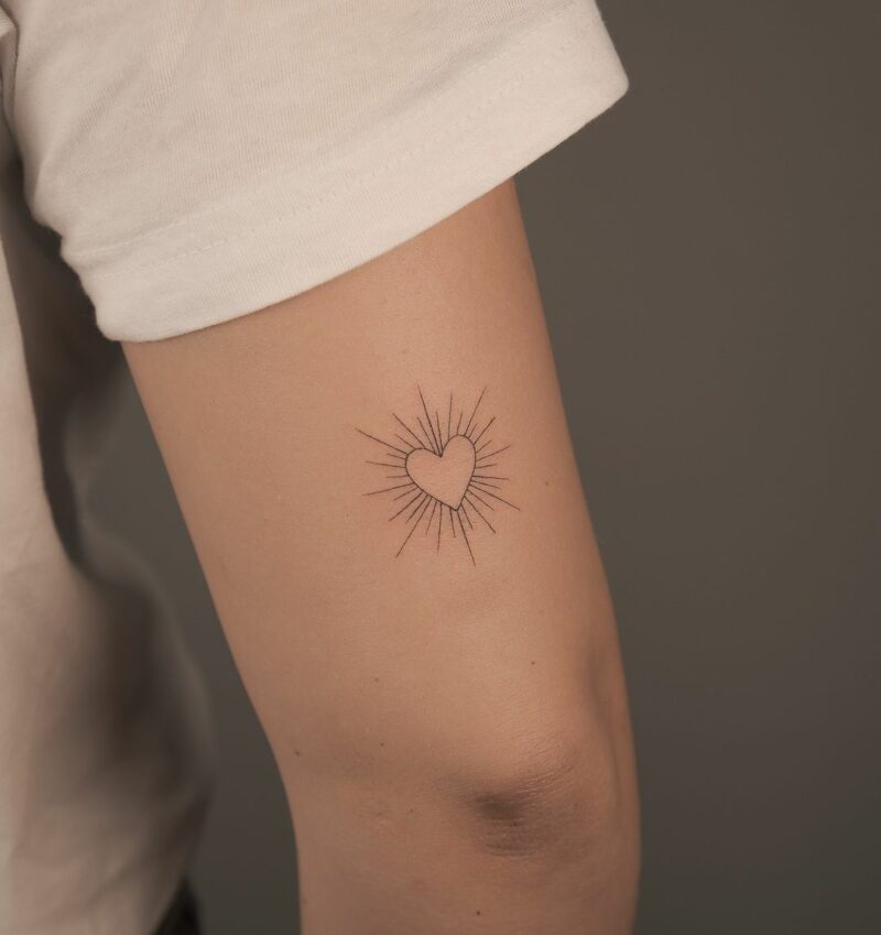 18 Minimalist Heart Outline Tattoos to Steal Yours