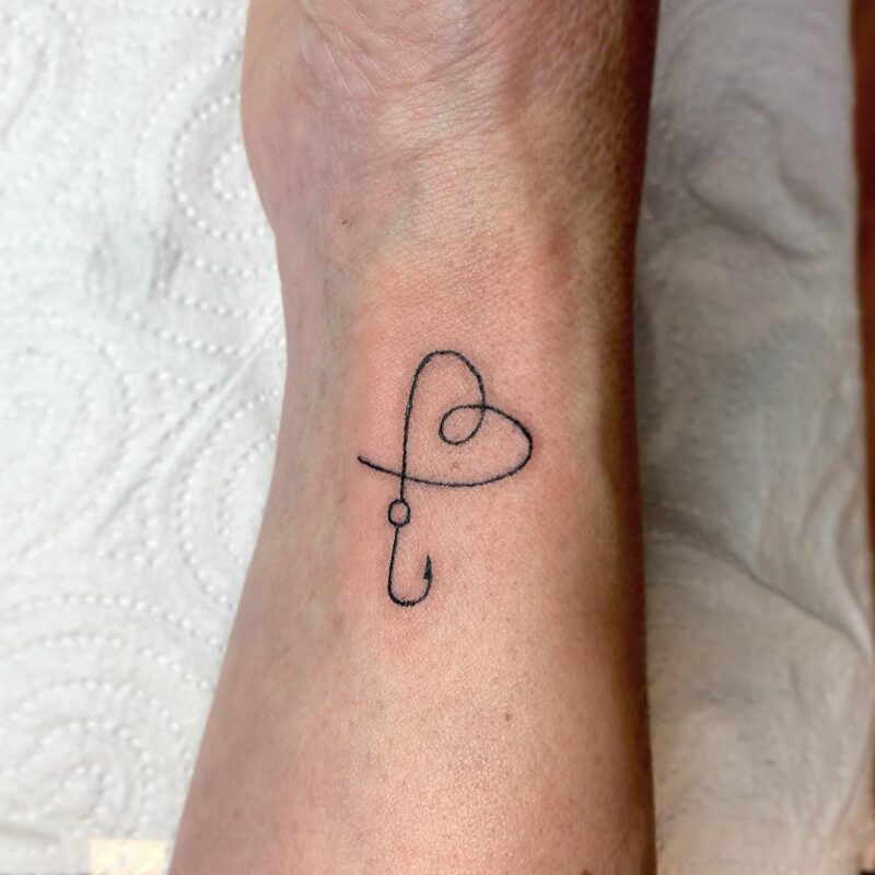 18 Minimalist Heart Outline Tattoos to Steal Yours