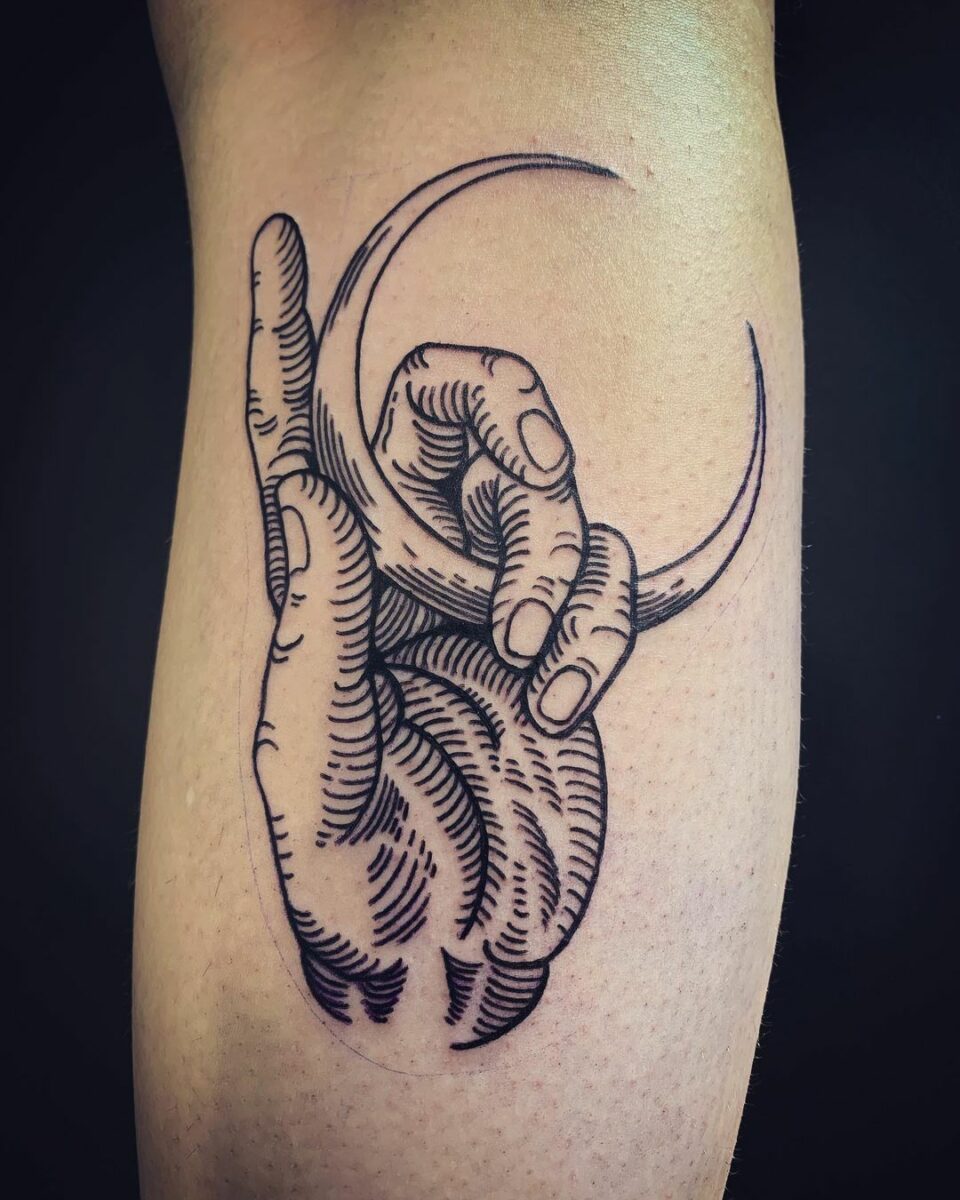 18 Stunning Crescent Moon Tattoos That Are Out Of This World