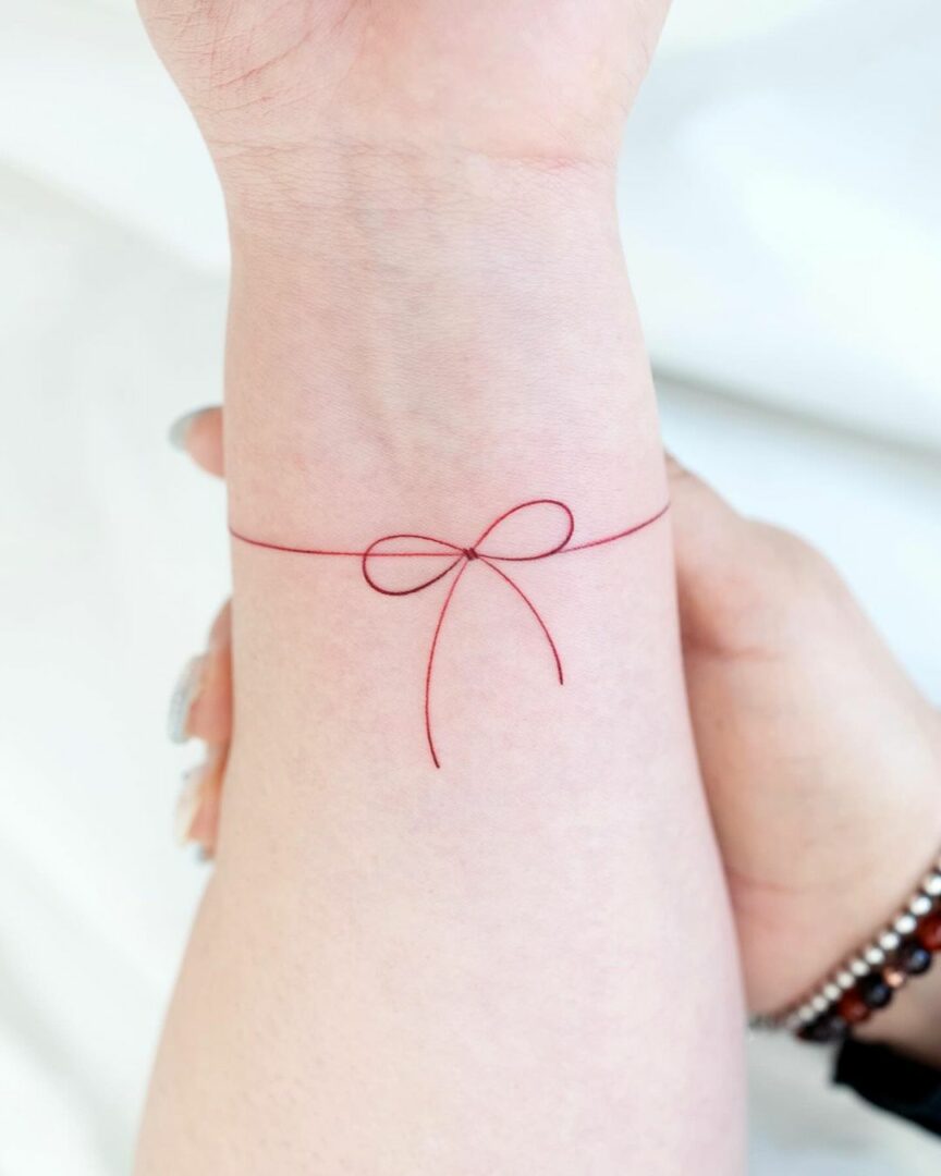 19 Unique Bracelet Tattoos For A Delicate Look