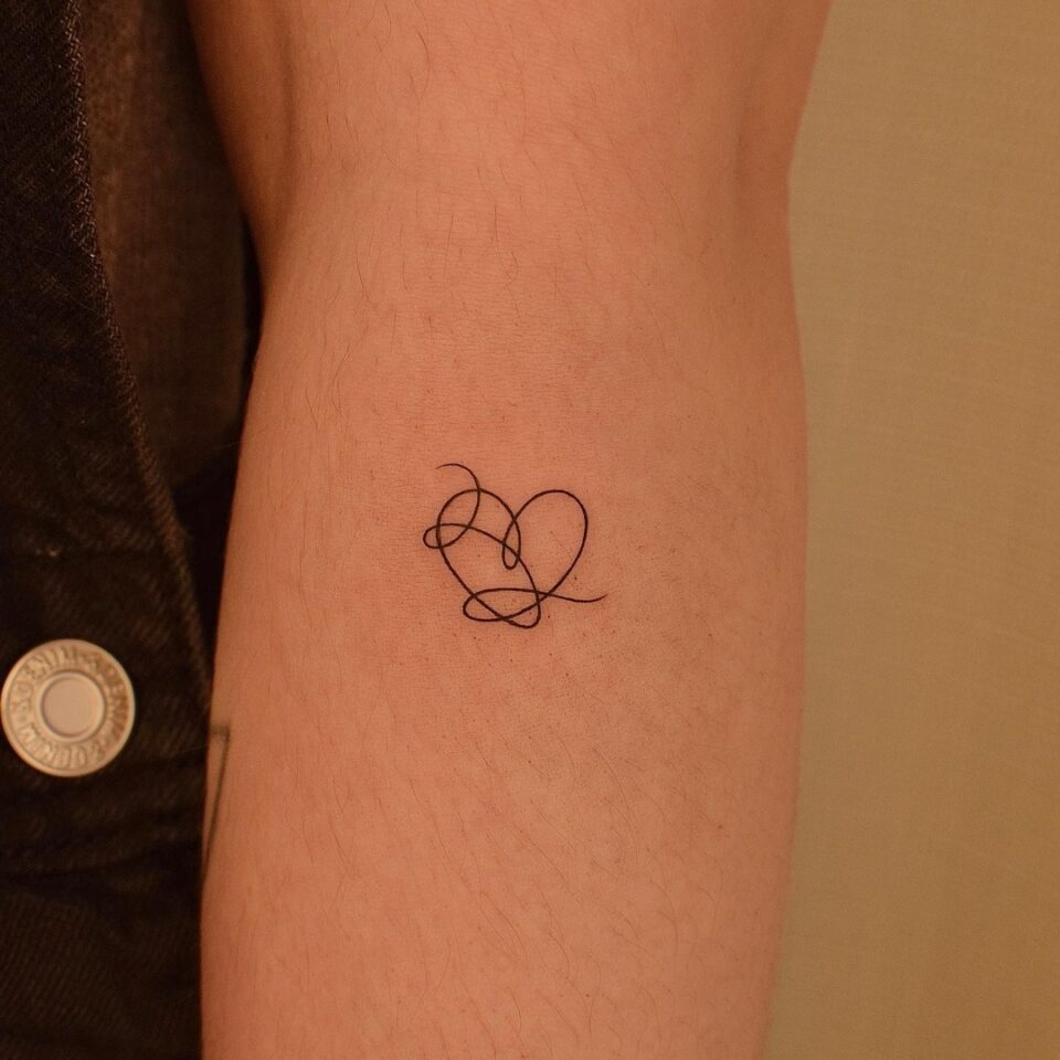18 Minimalist Heart Outline Tattoos to Steal Yours